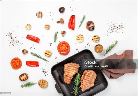 스테이크 그릴에 구운된 야채와 함께 흰색 바탕에 무 쇠 그릴 팬 바로 위에 대한 스톡 사진 및 기타 이미지 바로 위 굽기 바베큐그릴 Istock