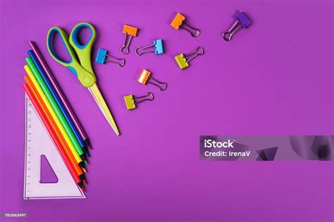 다시 학교 배경으로 연필 사각 통치자가 위 보라색 배경에 다채로운 종이 클립 0명에 대한 스톡 사진 및 기타 이미지 0명 가위 개념 Istock