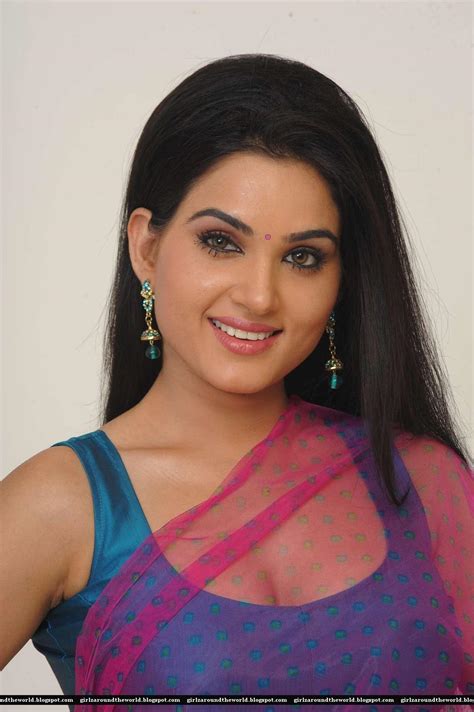 Kavya Singh Hot Cleavage Show In Saree Girlz Around The World