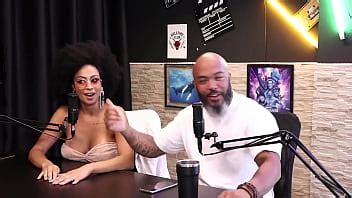 Safada mostra os peitos depois de falarem sobre as posições e melhores formas de fazer um gang