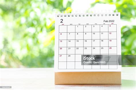 2022년 2월 주최자가 자연 배경의 나무 테이블을 계획하고 미리 볼 수 있는 캘린더 데스크 0명에 대한 스톡 사진 및 기타 이미지 Istock