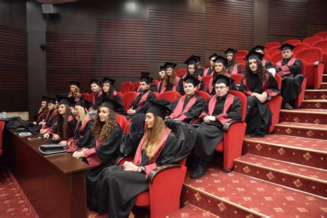 УНСС Дипломи получиха и бакалаврите и магистрите от катедра „Международни отношения“