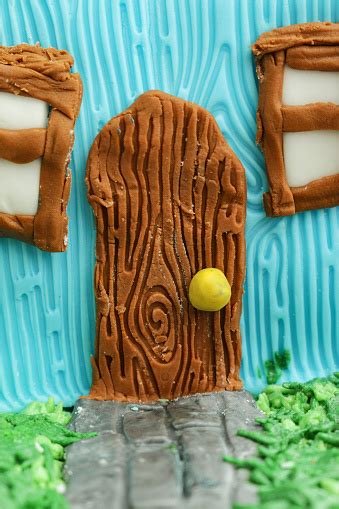 코티지와 정원으로 디자인 된 수제 케이크의 풀 프레임 이미지 버터 아이싱 잔디와 퐁당 장식 통로 나무 곡물 현관 문 및 창문 세부 사항 0명에 대한 스톡 사진 및 기타