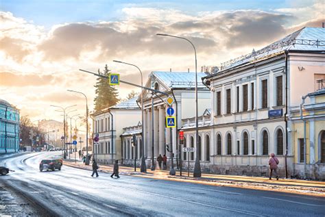 모스크바의 볼콘카 거리에 있는 고대 건물과 푸쉬킨 박물관 비문 볼콘카 거리 모스크바에 대한 스톡 사진 및 기타 이미지 모스크바 0명 가로등 Istock