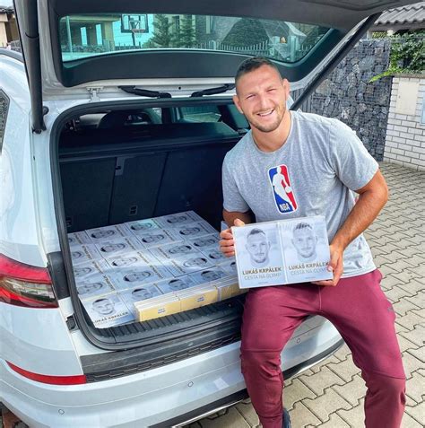 Олимпийн аварга анхны номоо гаргав