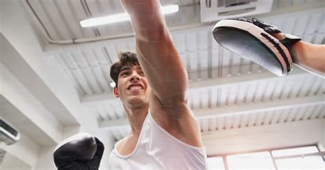 잘 생긴 히스패닉 남자 체육관 권투에서 인식 할 수없는 라이벌 사진 Unsplash의 슬로바키아 이미지