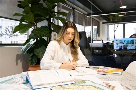 adit mulher unindo qualidades e dividindo desafios