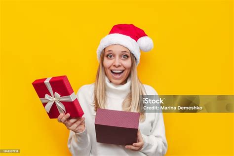 흰색 따뜻한 스웨터와 빨간 산타 모자를 쓴 한 젊은 여성이 받은 선물에 만족합니다 크리스마스와 새해 컨셉 30 34세에 대한 스톡 사진 및 기타 이미지 Istock