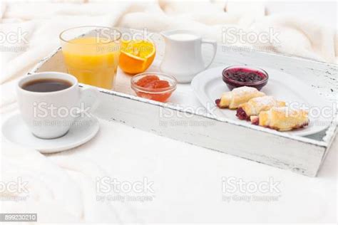 갓 구운된 크루아상 오렌지 주스 잼 격자 무늬에 흰색 나무 쟁반에 블랙 커피 한잔 수 제 쿠키입니다 아침에 신선한 빵 맛 있는