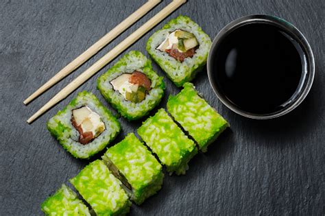 검은 돌 슬레이트에 참치와 크림 치즈와 함께 일본 초밥 롤 0명에 대한 스톡 사진 및 기타 이미지 0명 간장 개체 그룹 Istock