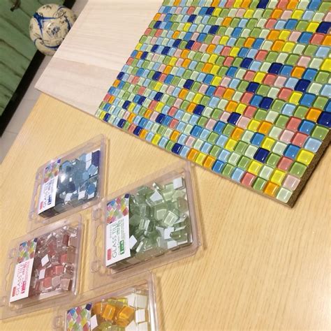 貼るだけでok♡ダイソーの「ガラスタイル」diyが可愛い！ ガラスタイル ダイソー タイル タイル 100均