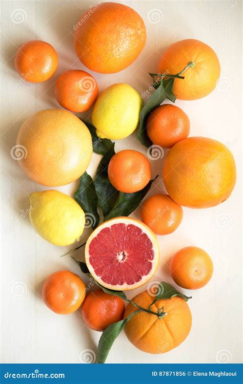 Комплект цитрусовых фруктов на белом деревянном столе Стоковое Фото изображение насчитывающей