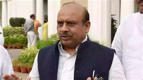 Aap Women Mlas Force Bjps Vijendra Gupta To Run Security Personnel Come To His Rescue India Tv