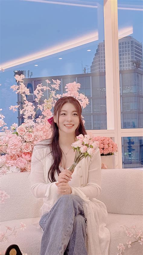 여러분~ 일리 결혼했어요~ 🥹💜👰🏻‍♀️🤵🏻💍 수많은 하객분들의 축하를 받으며 지난 4월 20일 웨딩마치를 올렸어요~ 🥹 축하해주러 오신 양가 가족분들과 많은 선배