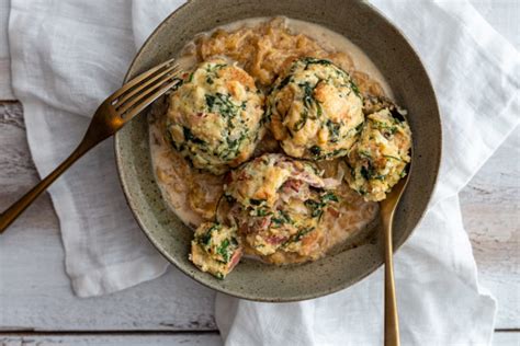 Semmelknödel mit Speck und Schmorkraut foodundco de
