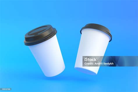 파란색 배경 위에 검은 뚜껑이있는 일회용 종이 커피 컵 두 개 커피잔에 대한 스톡 사진 및 기타 이미지 커피잔 입체 이미지 3차원 형태 Istock