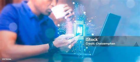 커피를 마시고 카페에서 노트북과 스마트폰으로 작업하는 남자 채팅 봇 아이콘이 있는 Ai 빛나는 칩 홀로그램 Hud 인공 지능 기계 학습 및 가상 비서의 개념 40 44세에