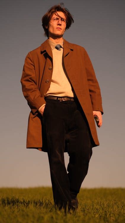 가을 갈색 갈색 코트 걷고 있는 검은 색 바지 경치 고전적인 스타일 남성 모델 넥타이 농촌의 단순한 우아함 들판 멋진 패션 모델 미니멀리스트 룩