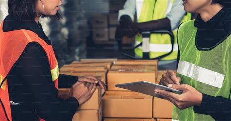 창고에서 함께 일하는 창고 노동자 물류 공급망 및 창고 사업 개념 사진 Unsplash의 선적 이미지