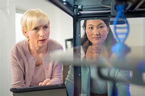 Dna 구조 모델 3d 프린팅을 바라보는 여성 엔지니어 3차원 인쇄에 대한 스톡 사진 및 기타 이미지 3차원 인쇄 Dna 중국 민족 Istock