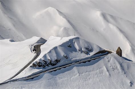 겨울의 국립 공원 호헤 타우렌의 그로스글로크너 하이 알파인 로드의 구불구불한 길 0명에 대한 스톡 사진 및 기타 이미지 0명 겨울 경관 Istock