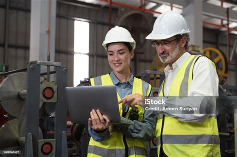 제조 공정 중 공장의 제조 생산 라인에서 컨베이어 벨트 기계를 검사 수리 및 유지 보수하는 엔지니어 근로자 그룹 2명에 대한 스톡 사진 및 기타 이미지 Istock