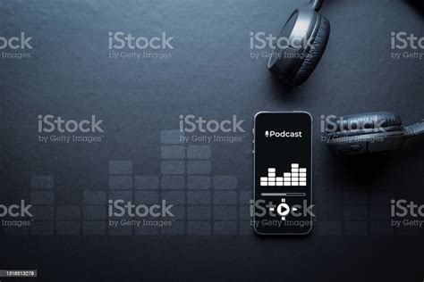 팟캐스트 오디오 장비 모바일 스마트폰 화면에서 오디오 마이크 사운드 헤드폰 팟캐스트 애플리케이션 어두운 배경에서 사운드 음성을 녹음합니다 라이브 온라인 라디오 플레이어 모형