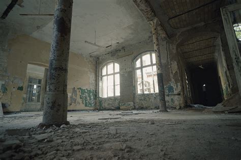 무료 이미지 거리 내부 건물 늙은 골목 유령 같은 도시의 벽 버려진 더러운 어둠 부식 신전 Urbex 유적 잃어버린 장소 탐구 잊혀진