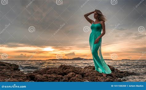 Una Bella Bionda Sexy In Un Vestito Lungo Dal Turchese Sta Sulla