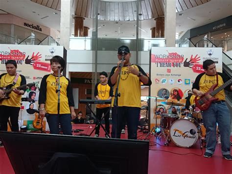 Zeroten Band Tampil Di Bxc Mall Hijaubintaro