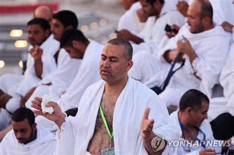 더위에도사우디 아라파트산 모인 이슬람 하지 순례자들 연합뉴스