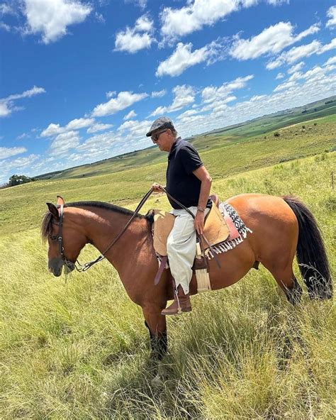Galvão Bueno Faz Passeio A Cavalo Com Desirée Em Sua Fazenda Fotos