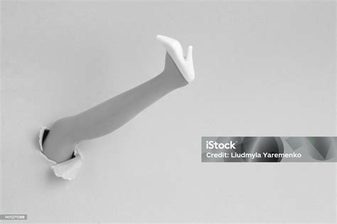 흰 신발을 신고 회색 배경에 구멍이 뚫린 종이를 통해 삽입 된 여성 발 공간을 복사합니다 0명에 대한 스톡 사진 및 기타 이미지 Istock