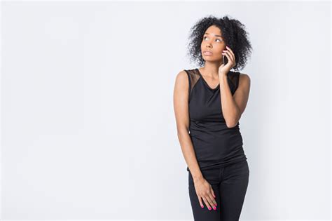 심각한 아프리카 계 미국인 여자 이다 이야기 에 그녀의 전화 기업 재무와 산업에 대한 스톡 사진 및 기타 이미지 기업 재무와 산업 대학교 말하기 Istock