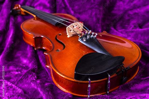 Скрипка на фиолетовом фоне. Stock-Foto | Adobe Stock