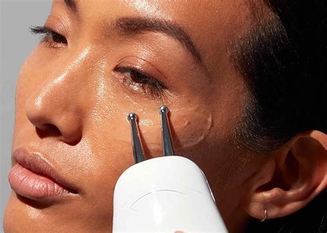 How To Pick The Best Microcurrent Device For A Sculpting Facial At Home