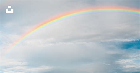 낮에는 흐린 하늘 아래 무지개 사진 Unsplash의 무료 하늘 이미지