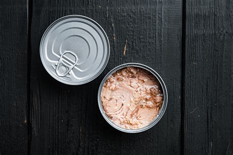 통조림 야생 옐로 핀 참치 주석 캔에 검은 나무 테이블 배경에 상단 보기 평면 누워 카피 스페이스와 텍스트 공간을 가진 0명에 대한 스톡 사진 및 기타 이미지 Istock