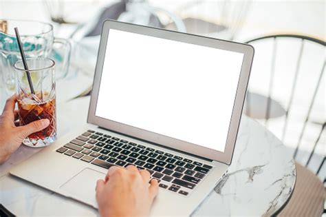 빈 흰색 데스크톱 화면으로 랩톱 키보드를 사용하고 입력하는 여성 컴퓨터에 대한 스톡 사진 및 기타 이미지 컴퓨터 모형 노트북 Istock