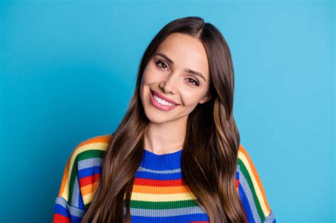 그녀의 클로즈업 초상화 그녀의 좋은 매력적인 사랑스러운 사랑스러운 쾌활한 갈색 머리 의 여성 미용실 절차 고립 된 밝은 선명한