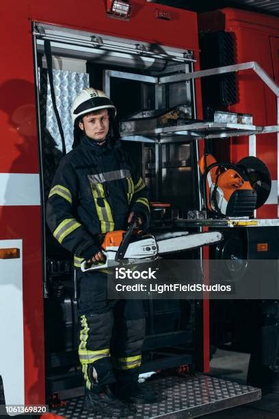 헬멧을 들고 전기 소방 관 소방 서에서 트럭에 서 있는 동안 본 경호에 대한 스톡 사진 및 기타 이미지 경호 구조 내화성화 Istock