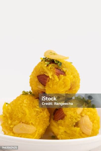 전통적인 인도 Mithai Shahi Kesar Nariyal 꿀 Laddu Ladoo 또는 Laddoo는 사프란 코코넛 Badam Kaju Mawa Malali