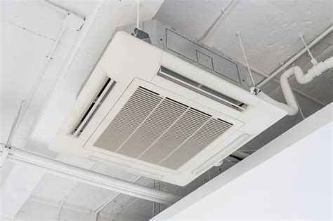 현대식 천장 장착 카세트 형 에어컨 시스템 프리미엄 사진