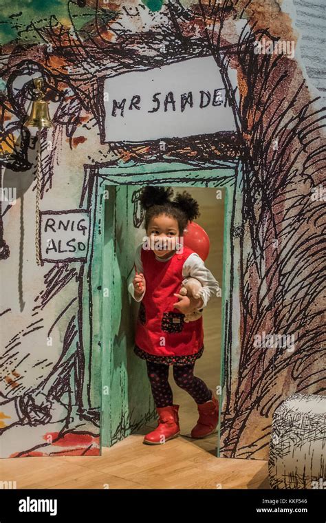 London Uk 4th Dec 2017 Playing Outside Mr Sanders House Winnie