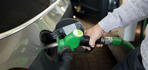 Ціни на бензин в Україні подешевшає бензин скільки коштує бензин на АЗС Oboz Ua