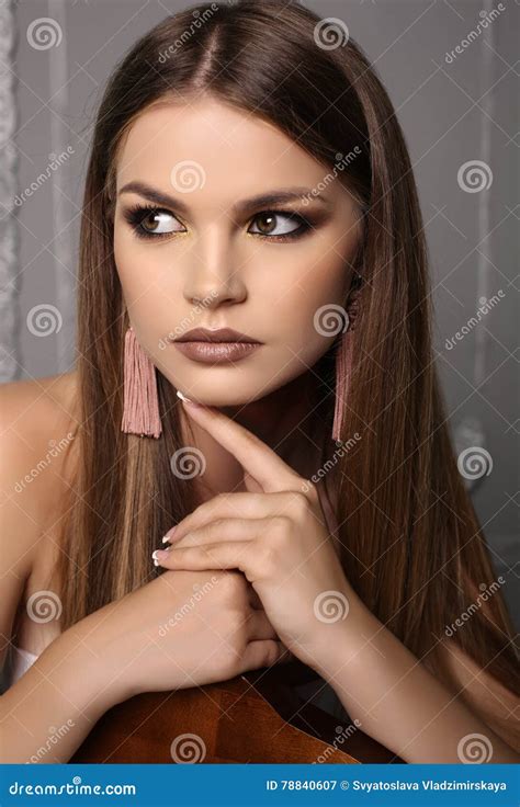 Красивая девушка с темными волосами и ярким составом Стоковое Изображение изображение