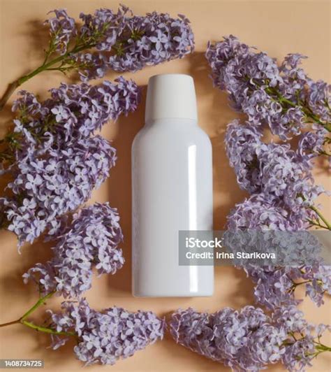 뷰티 스파 의료 스킨 케어 및 화장품 로션 크림 포장 세안 폼 베이지 색 배경에 제품 디자인 레이아웃을위한 빈 흰색 포장 튜브 0명에 대한 스톡 사진 및 기타 이미지