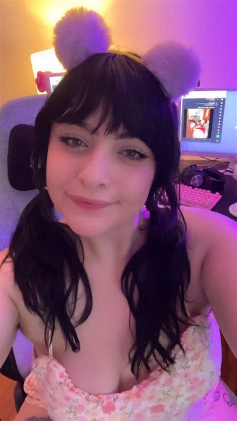 American Pickers Star Danielle Colbys Daughter Memphis Goes Braless In