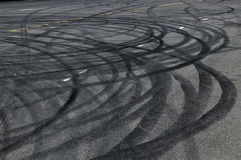 След от шин на асфальтовой асфальтовой дороге текстура и фон гоночной трассы абстрактный фон