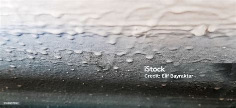 흰색으로 칠해진 금속 표면 근접 촬영 금속 표면에 흰색 페인트가 떨어지는 건축 배경입니다 복사 공간이 있는 나뭇결 배경 갈색에 대한 스톡 사진 및 기타 이미지 Istock